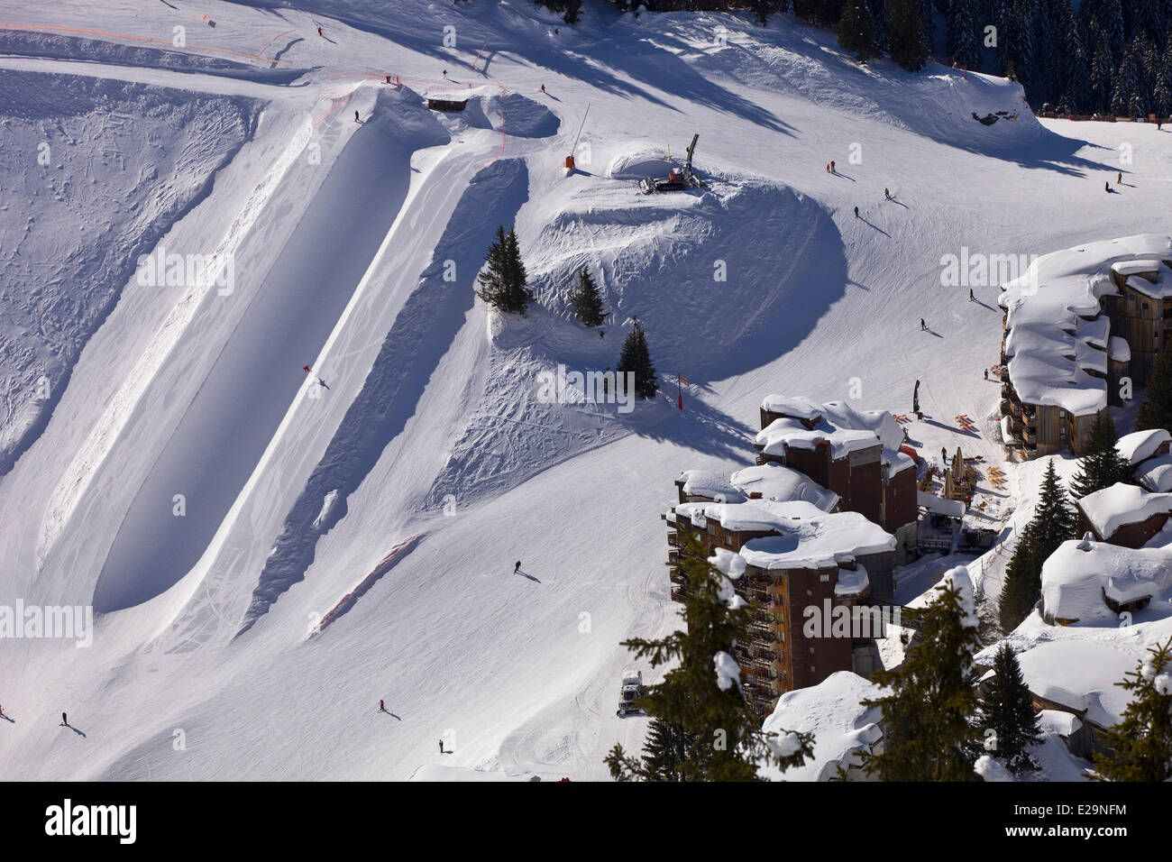 France, Haute Savoie, Avoriaz, half pipe of the snow park d'Arare Stock ...