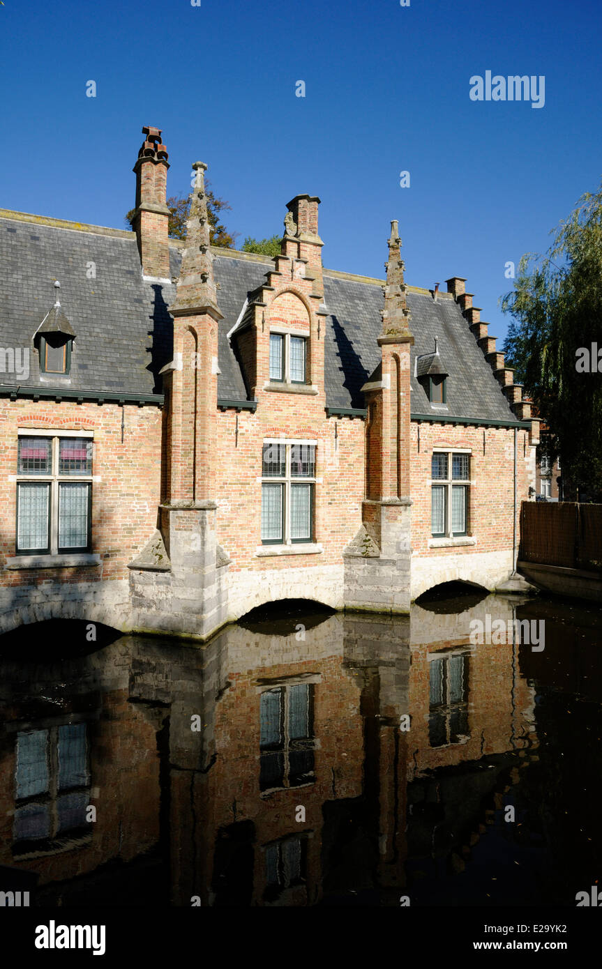 Belgium, Western Flanders, Bruges, lock keeper's house at the end of ...