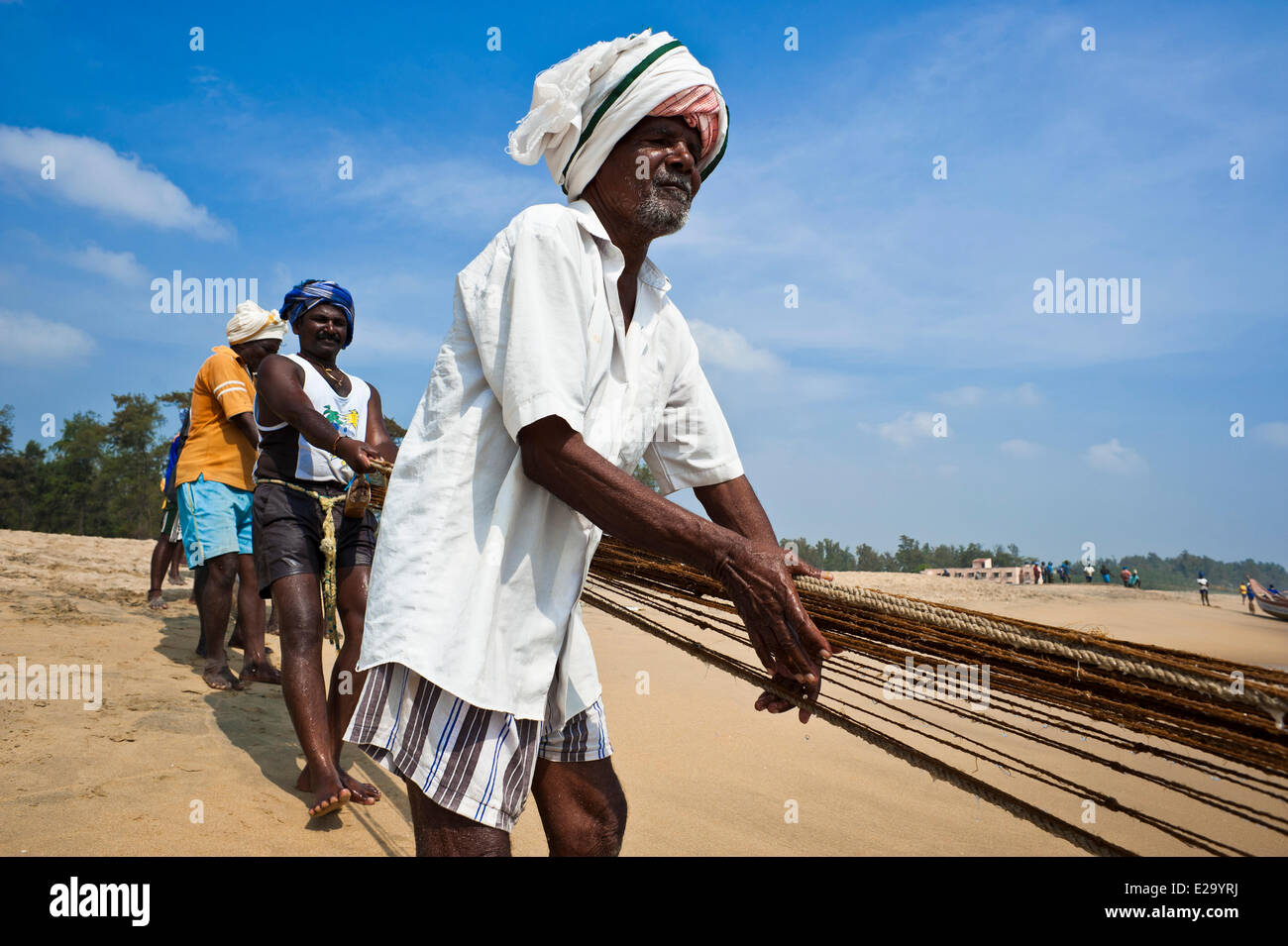 Man throwing fishing net india hi-res stock photography and images - Alamy