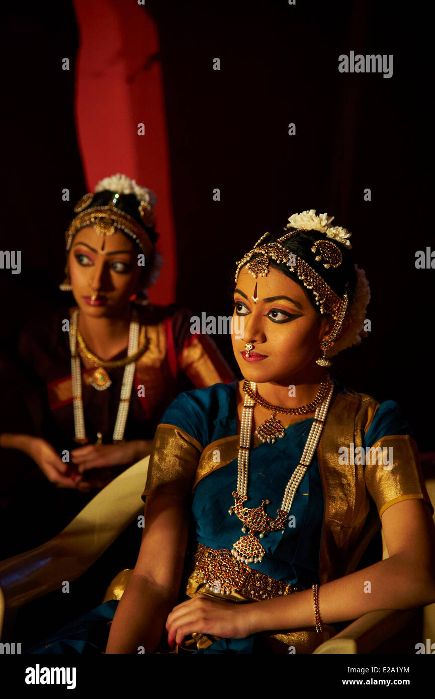 Tamil traditional dance hi-res stock photography and images - Alamy