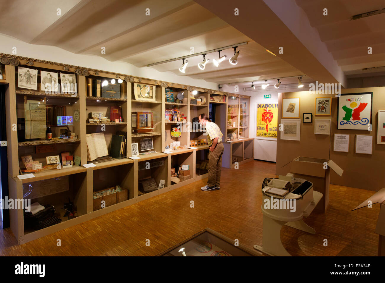 Paper museum hi-res stock photography and images - Alamy