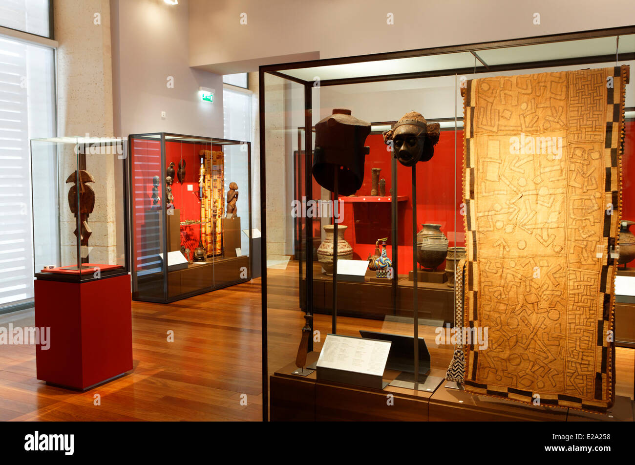African mask museum hi-res stock photography and images - Alamy
