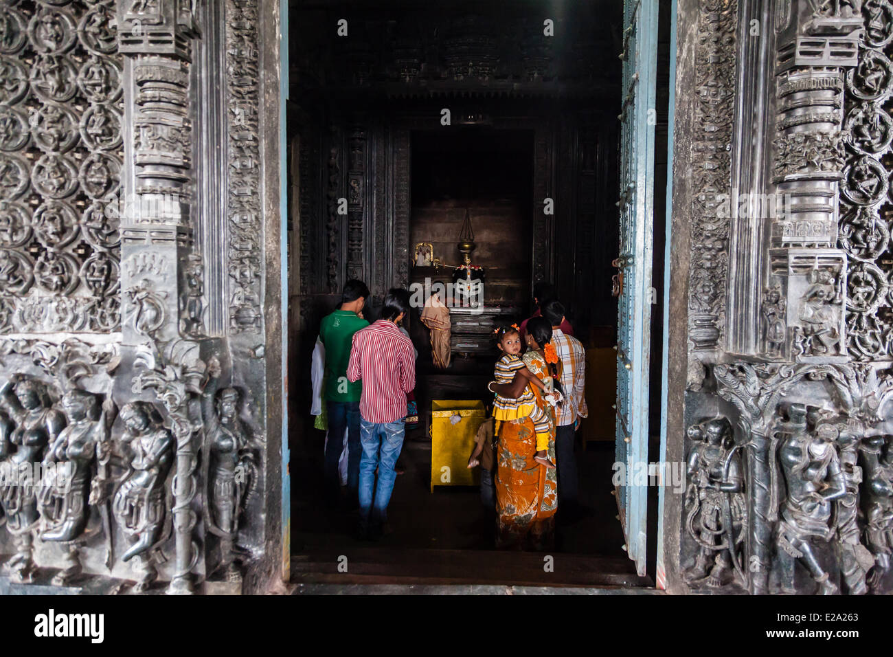 India, Andhra Pradesh state, Palampet, Ramappa temple, praying hindous ...