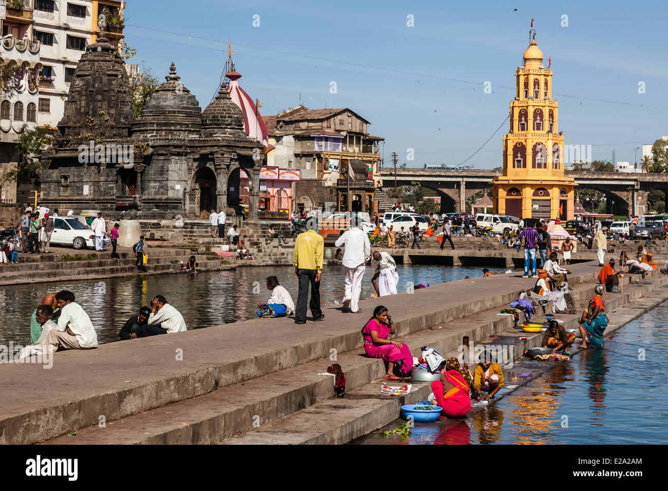 India, Maharashtra state, Nashik, washing on the ghats Stock Photo - Alamy