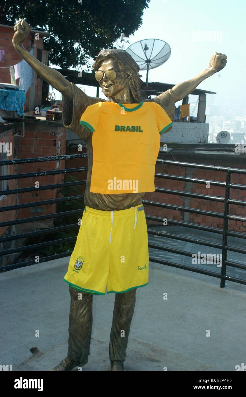 Rio de Janeiro, Brazil. 17th June, 2014. Statue of american singer ...