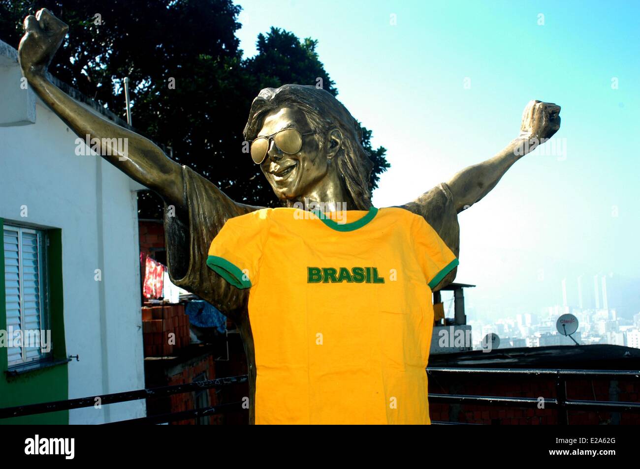 Rio de Janeiro, Brazil. 17th June, 2014. Statue of american singer ...