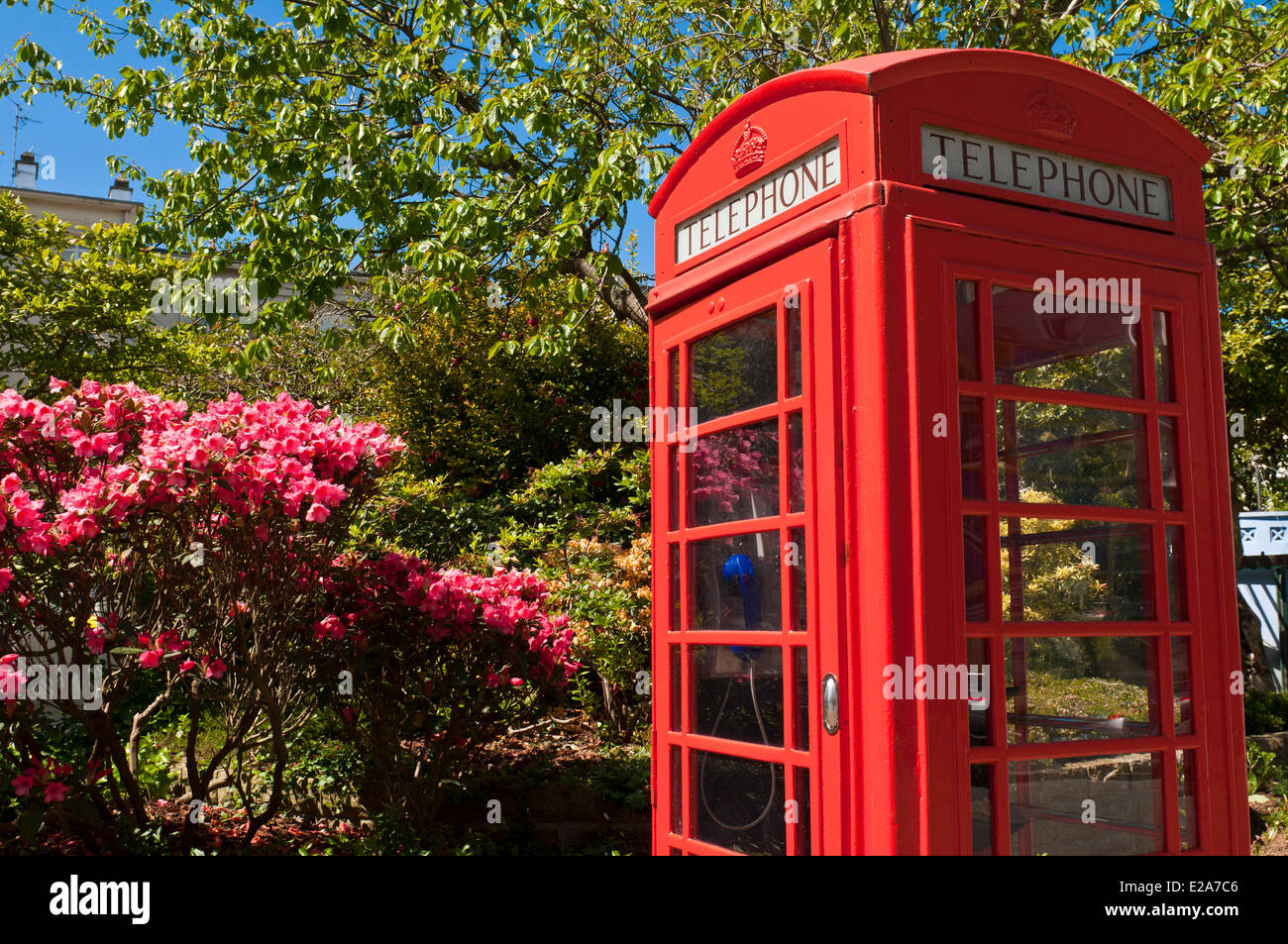 Phone booth france hi-res stock photography and images - Alamy