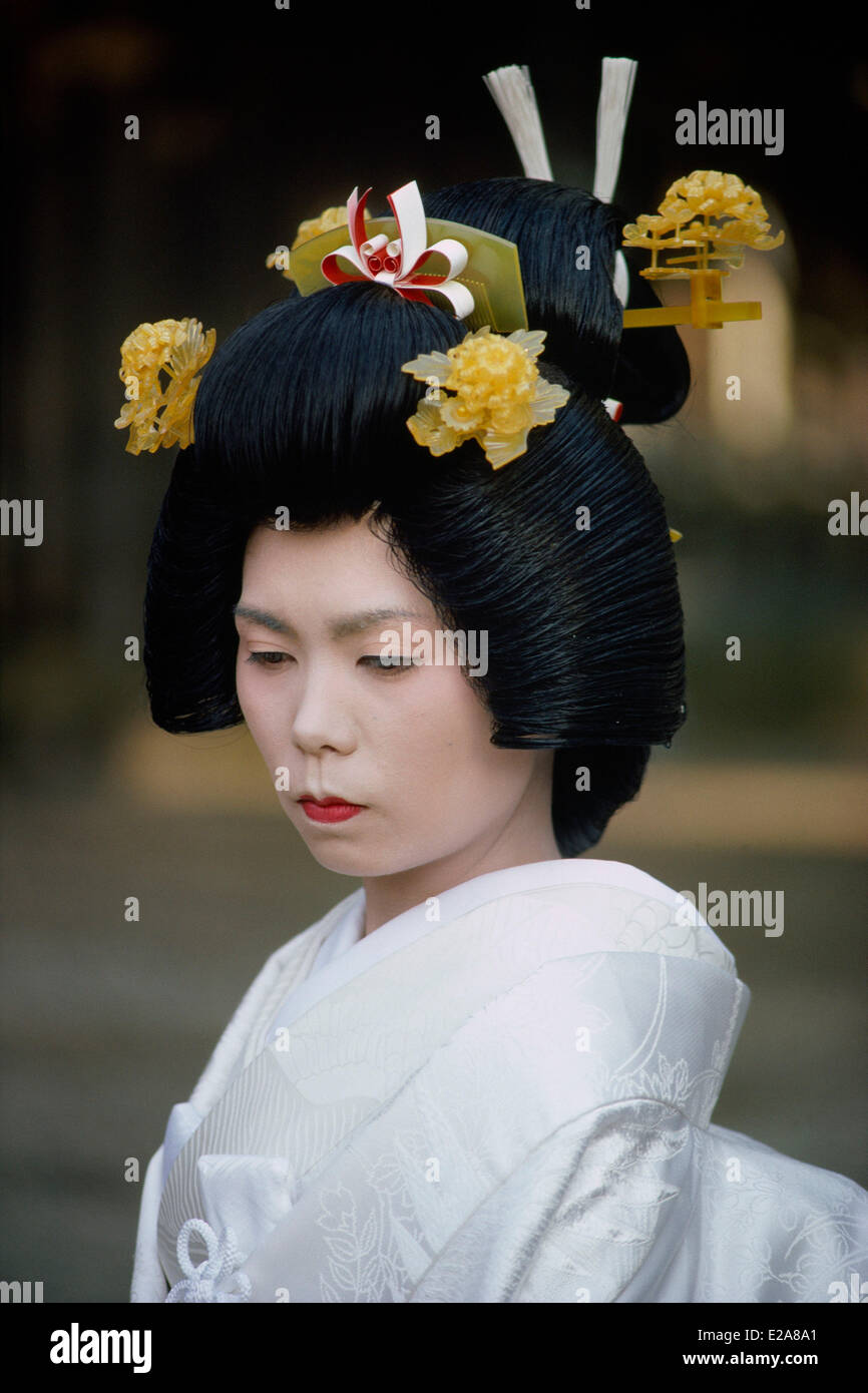 Japan, Honshu Island, Kanto Region, Tokyo, Meiji shrine, Young bride in ...