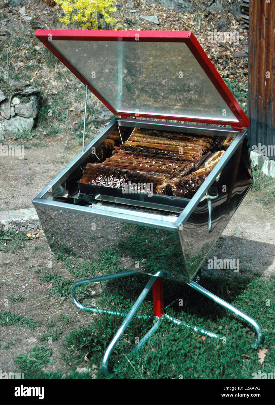Apiaries use solar wax melter for melting of bees wax. That s easy and ...