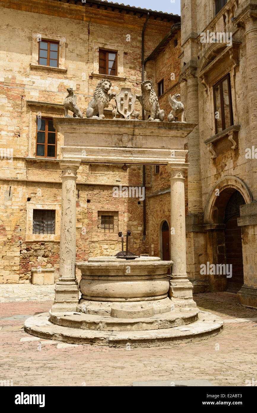 Cistern Well in Piazza Grande, Montepulciano, Tuscany, Italy Stock ...