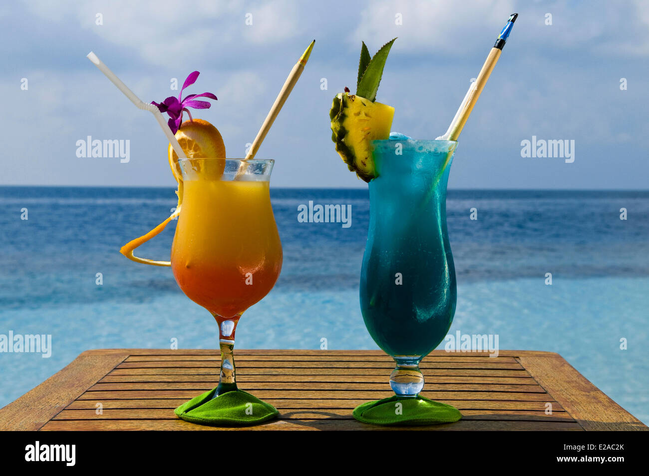 Maldives, Alifu Dhaalu Atoll, Velavaru Island, cocktails at bar of ...