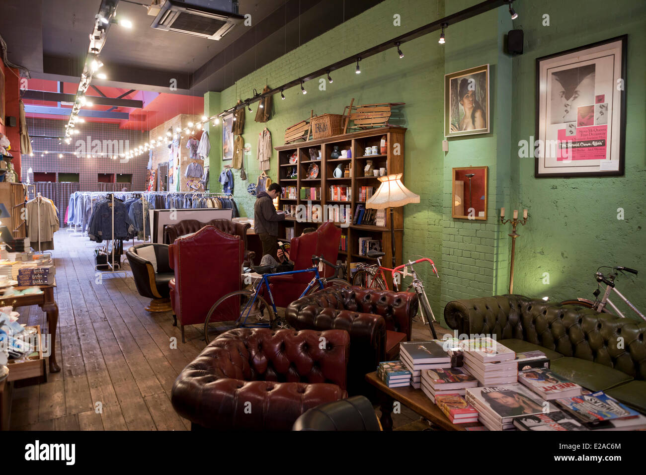 Vintage furniture shop london hi-res stock photography and images - Alamy