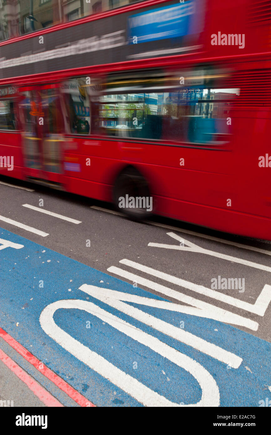 United Kingdown, London, the City, bus lane and London bus Stock Photo ...