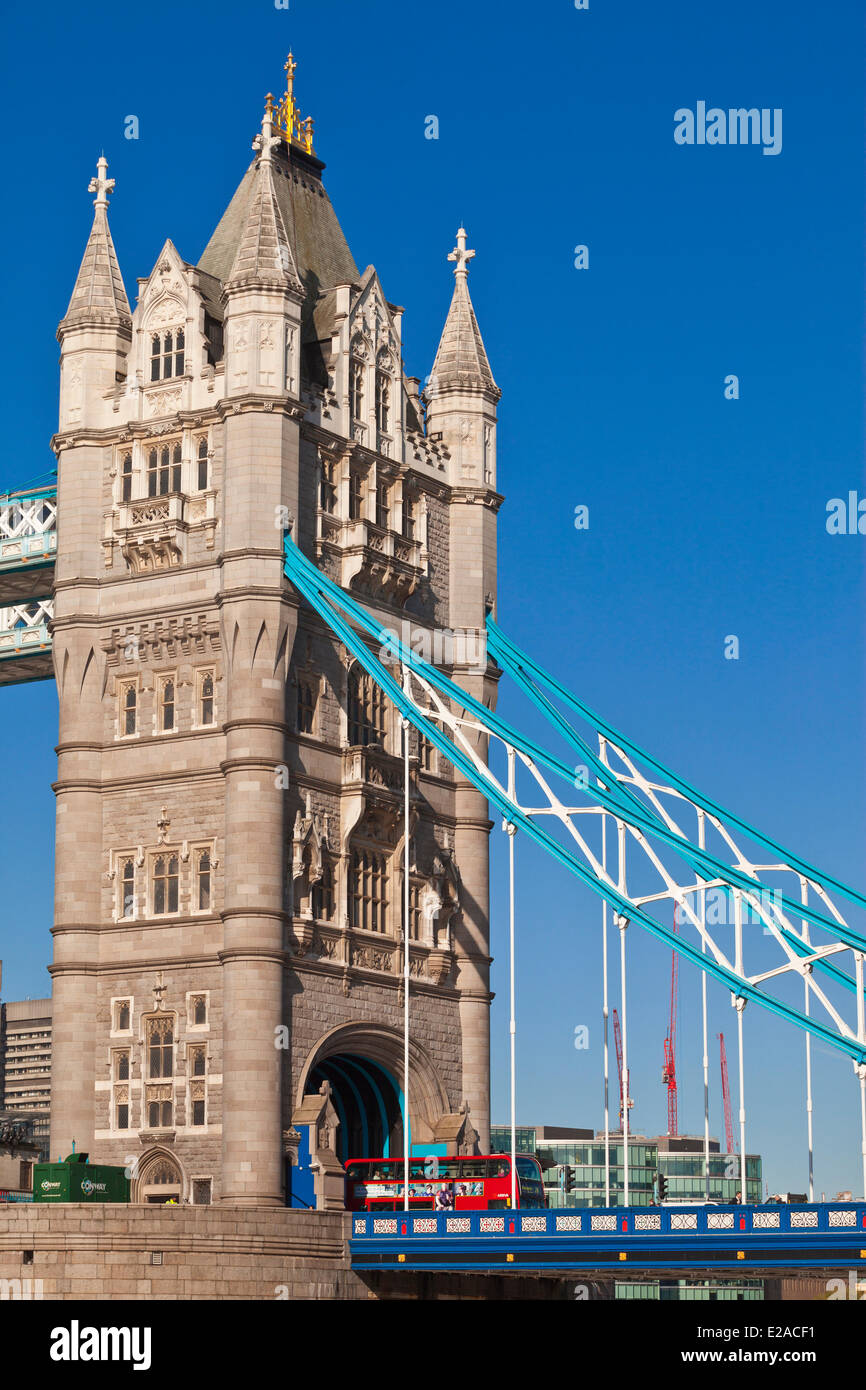 Tower bridge vertical lift bridge hi-res stock photography and images ...