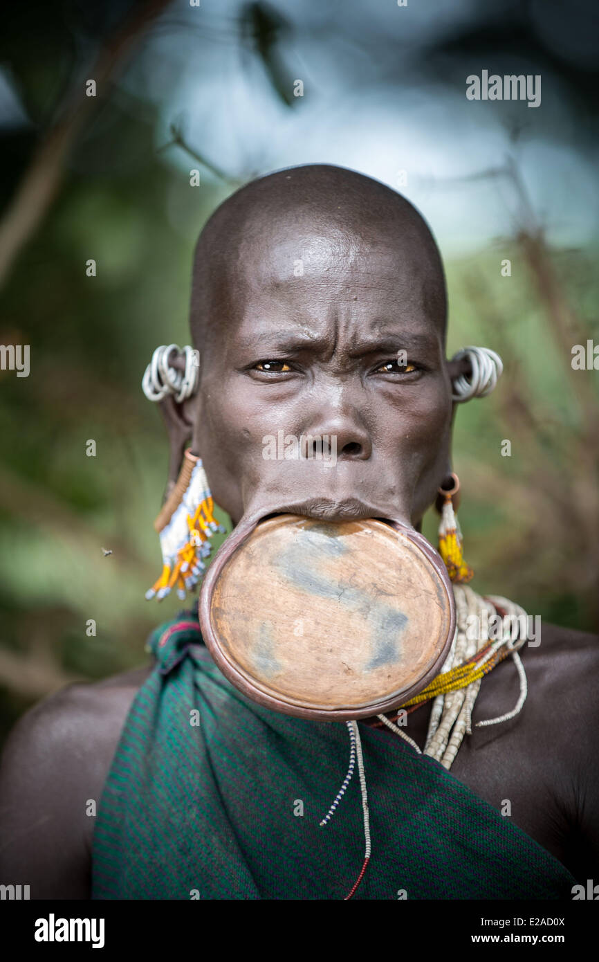 Suri ethiopia woman hi-res stock photography and images - Alamy