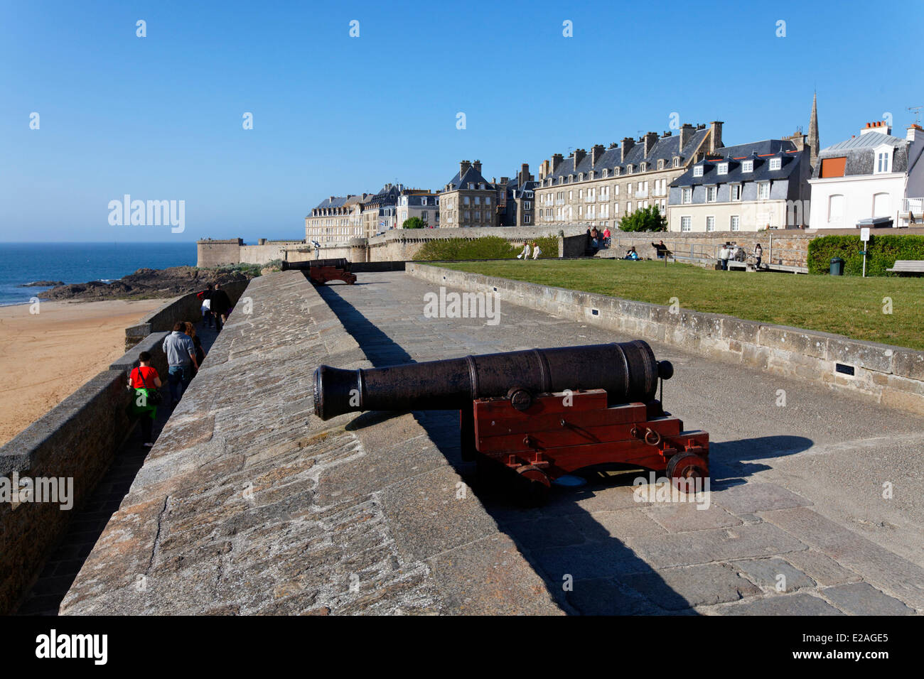 Saint malo walls hi-res stock photography and images - Alamy