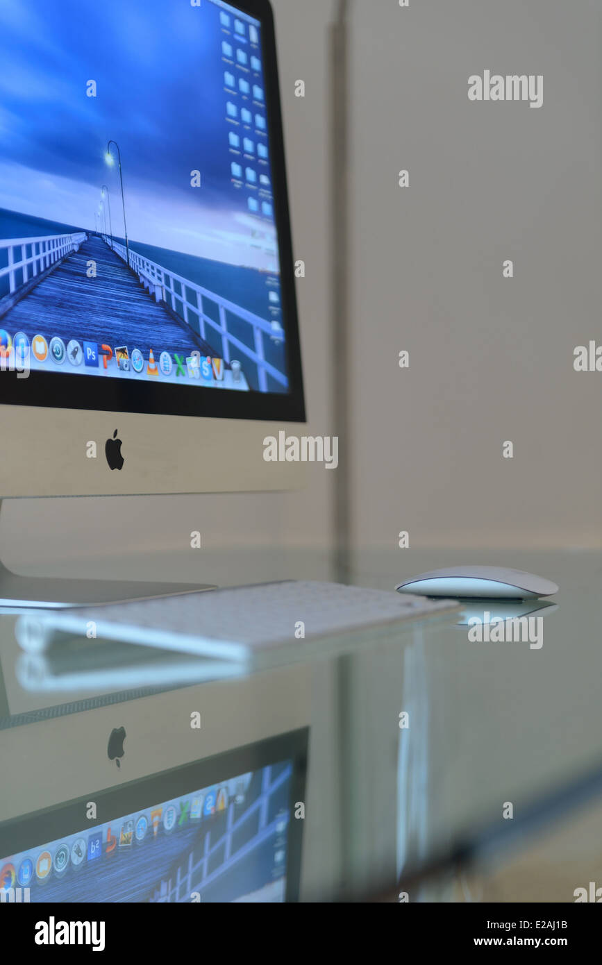 Apple iMac computer on a glass desk Stock Photo - Alamy