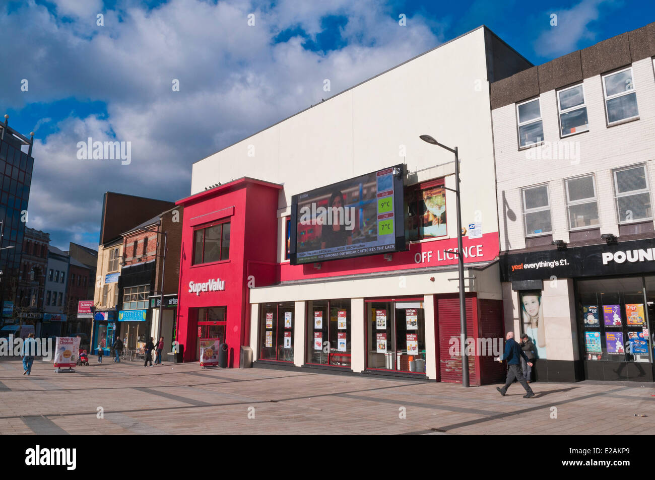 Derry ireland centre hi-res stock photography and images - Alamy