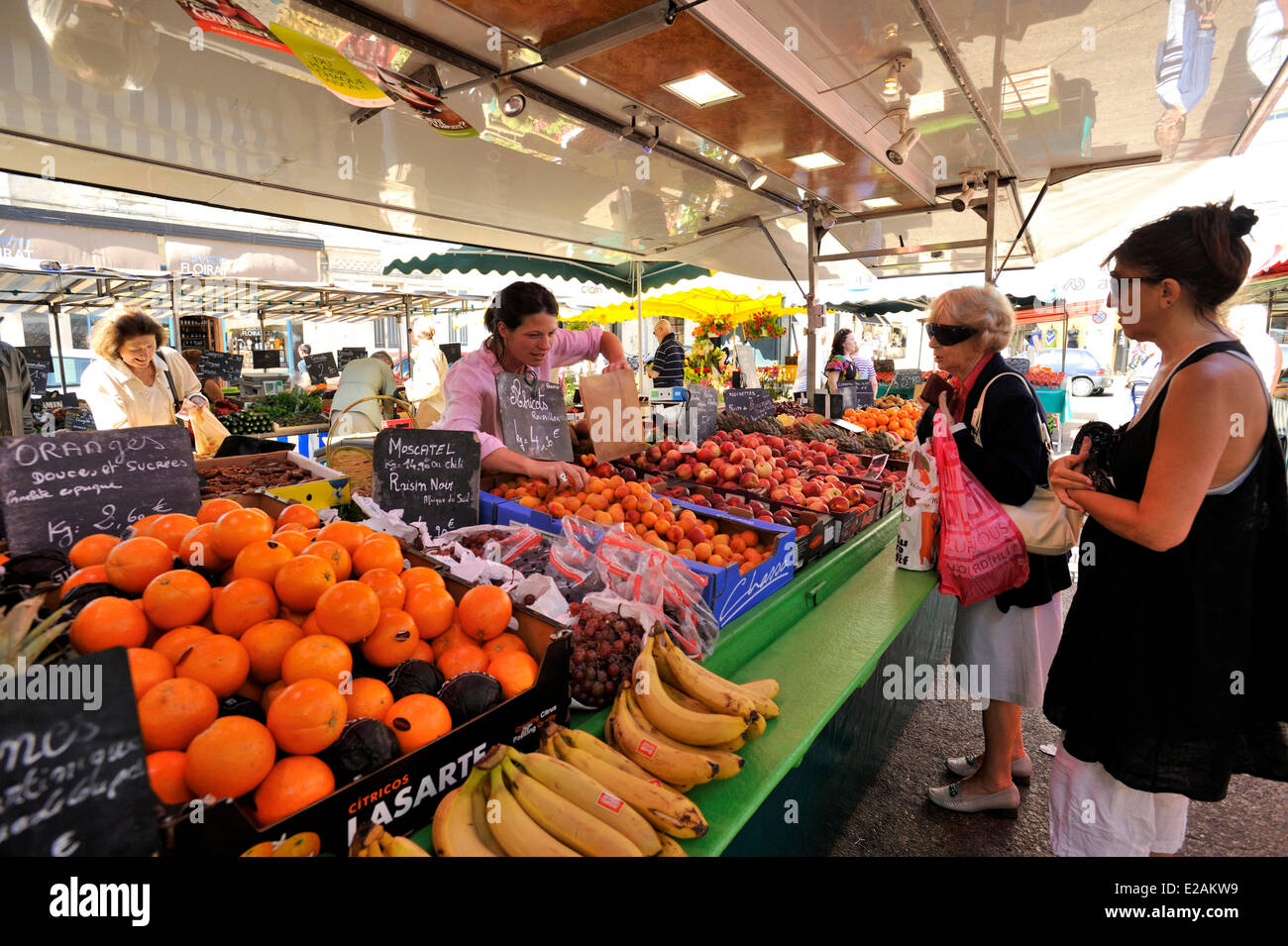 La rochelle market stall hi-res stock photography and images - Alamy