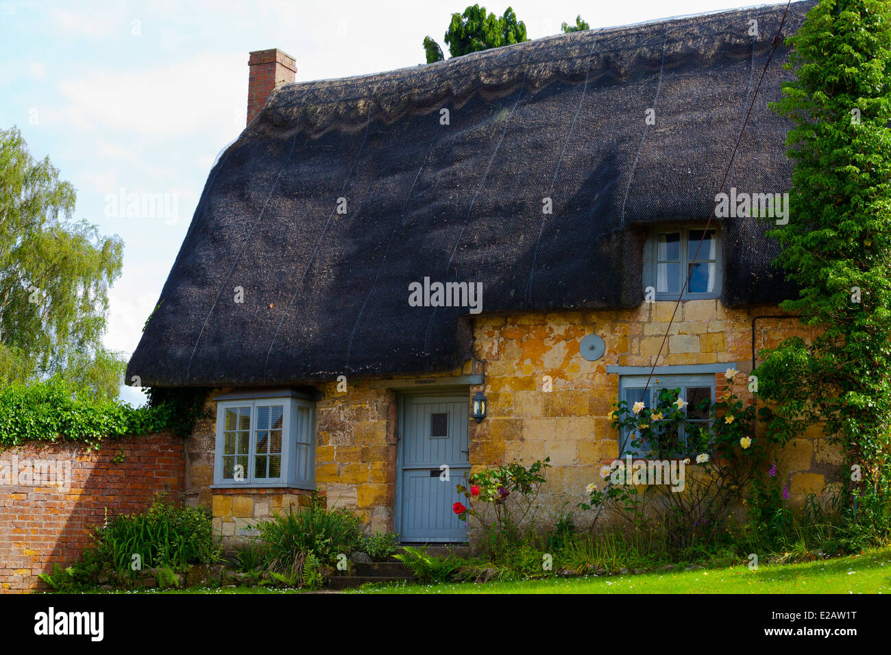 Traditional thatched cottage in Cotswolds Stock Photo - Alamy
