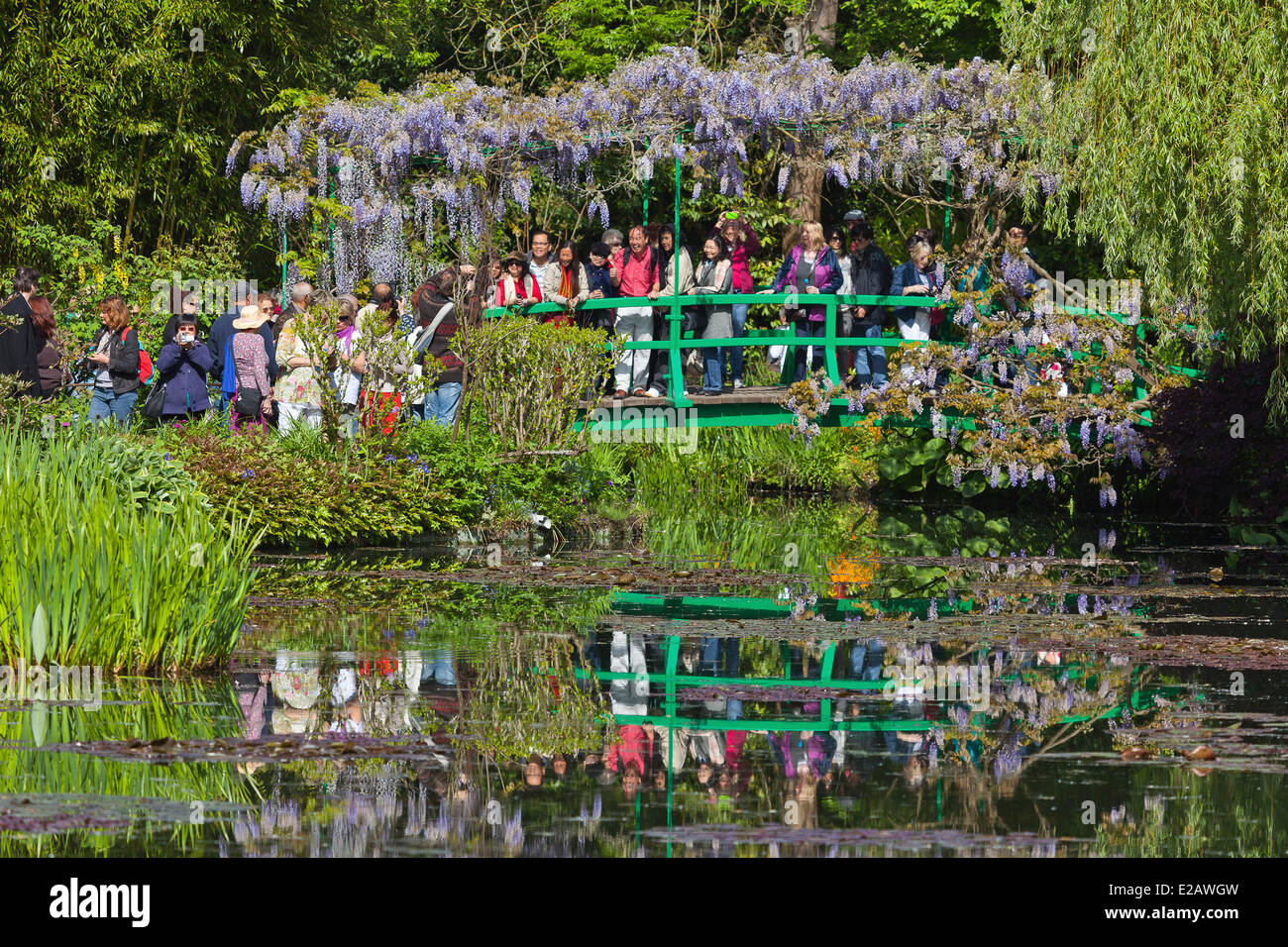 Monet's garden giverny japanese bridge hi-res stock photography and ...