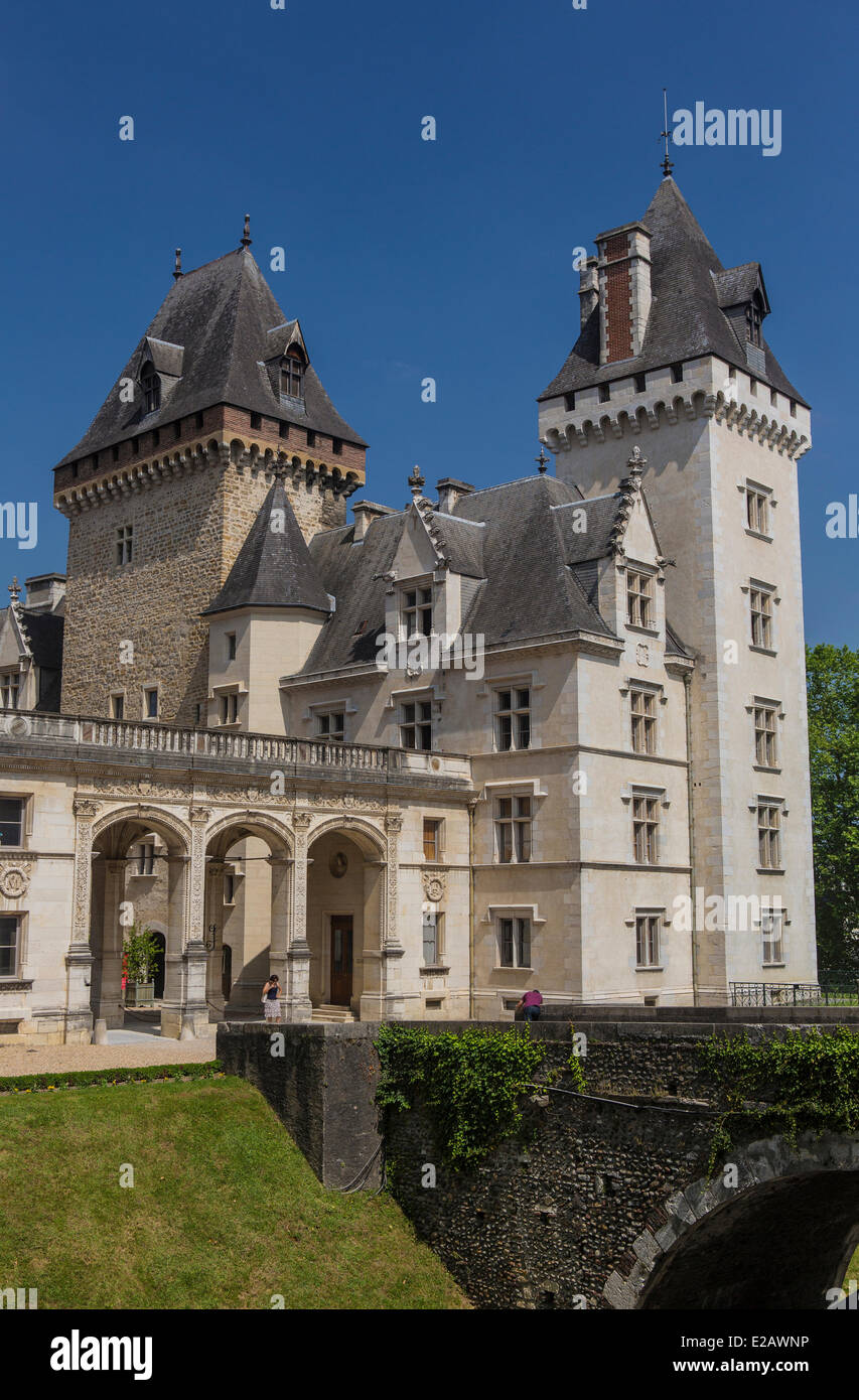 14th century castle hi-res stock photography and images - Alamy