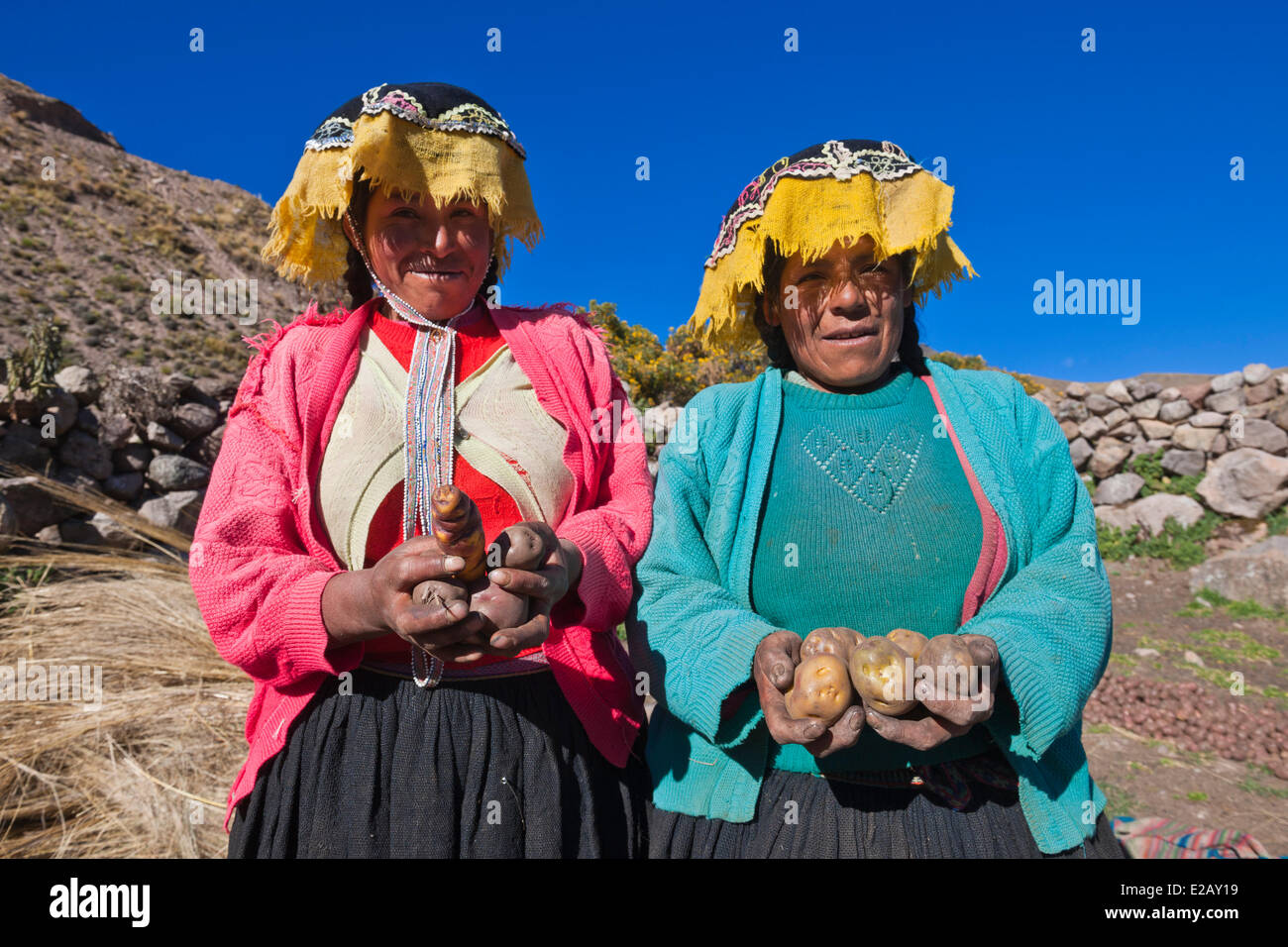 Peru, Cuzco Province, the Incas Sacred Valley, Poques, Peruvian women ...