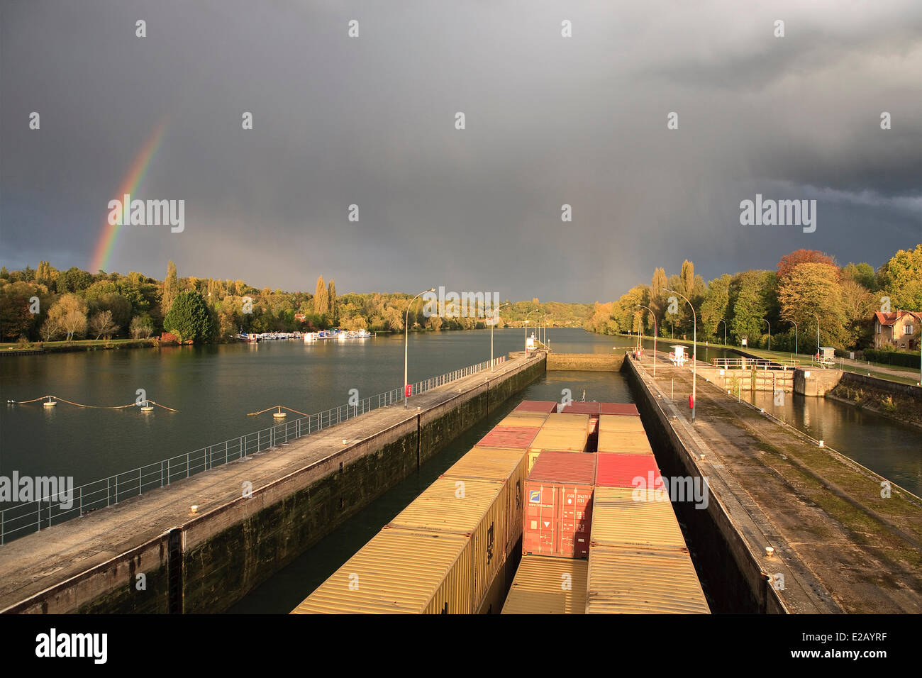 Barge in lock hi-res stock photography and images - Alamy