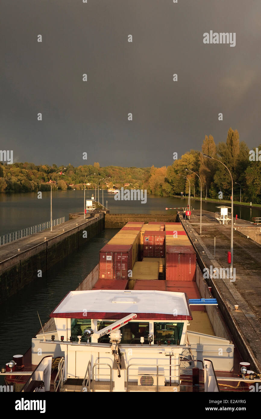 Barge in lock hi-res stock photography and images - Alamy