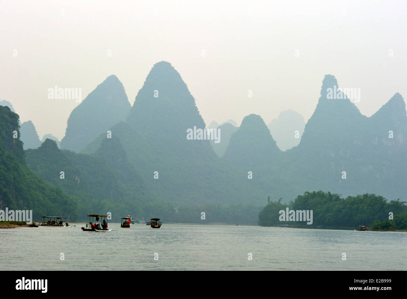 China, Guangxi province, Guilin region, Karst mountain landscape and Li ...