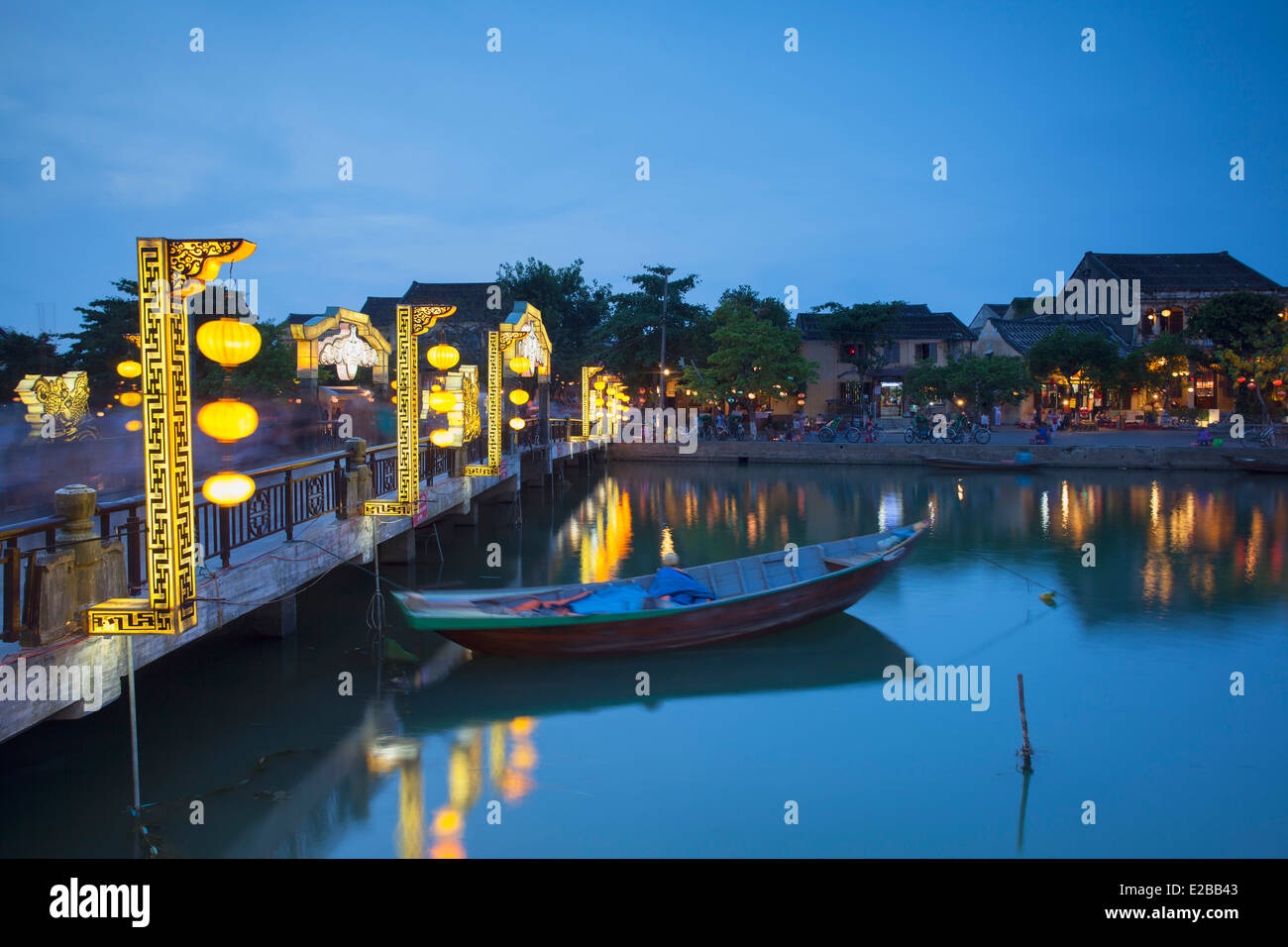Bridge over Thu Bon river at dusk, Hoi An (UNESCO World Heritage Site ...