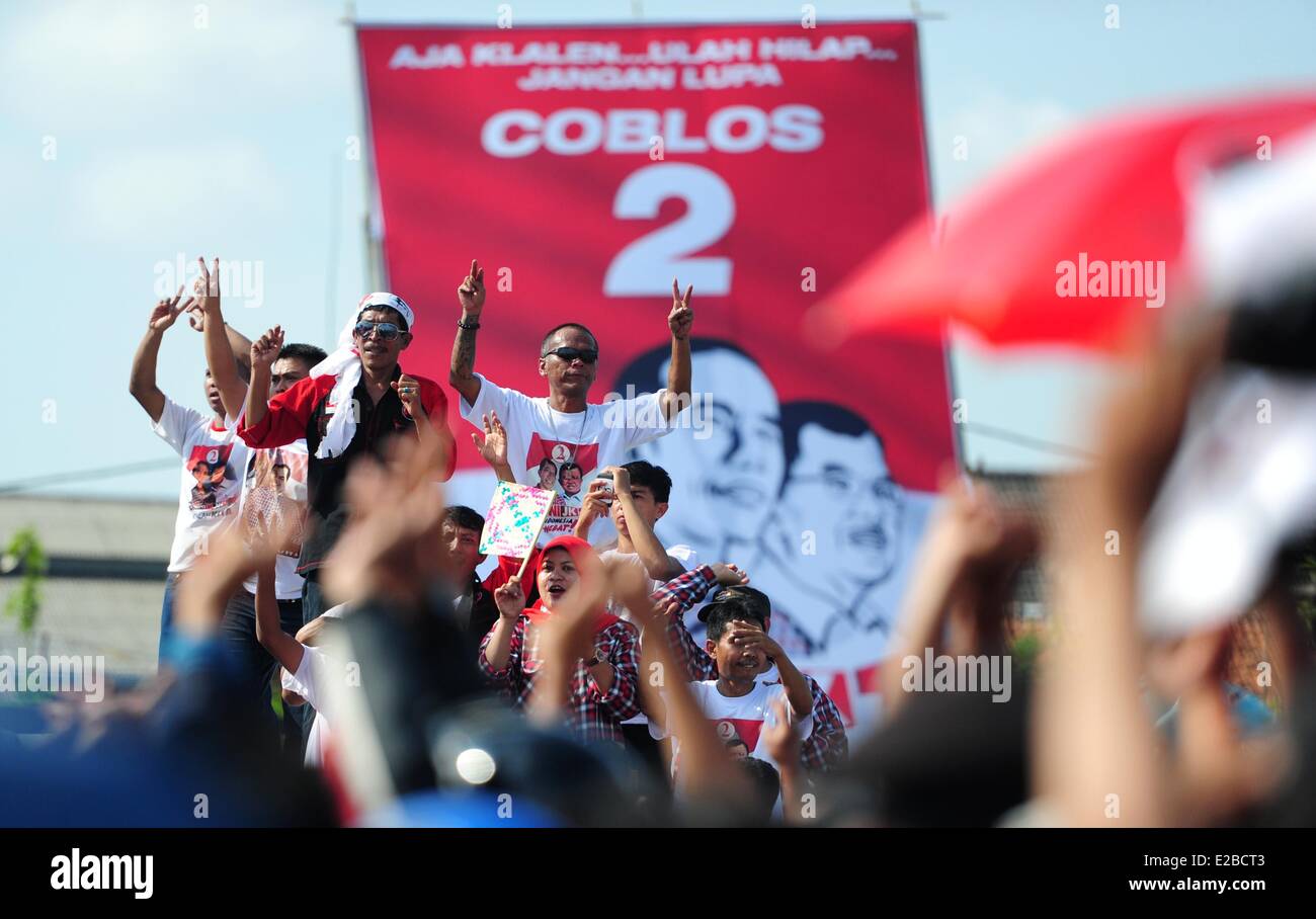 Supporters democratic party attend hi-res stock photography and images ...