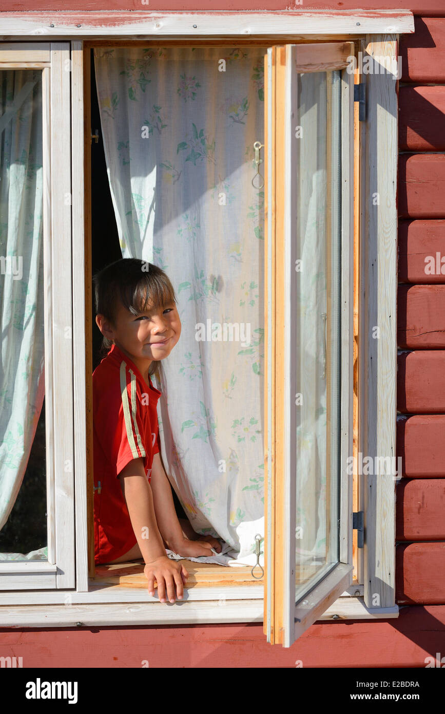 Inuit teen hi-res stock photography and images - Alamy