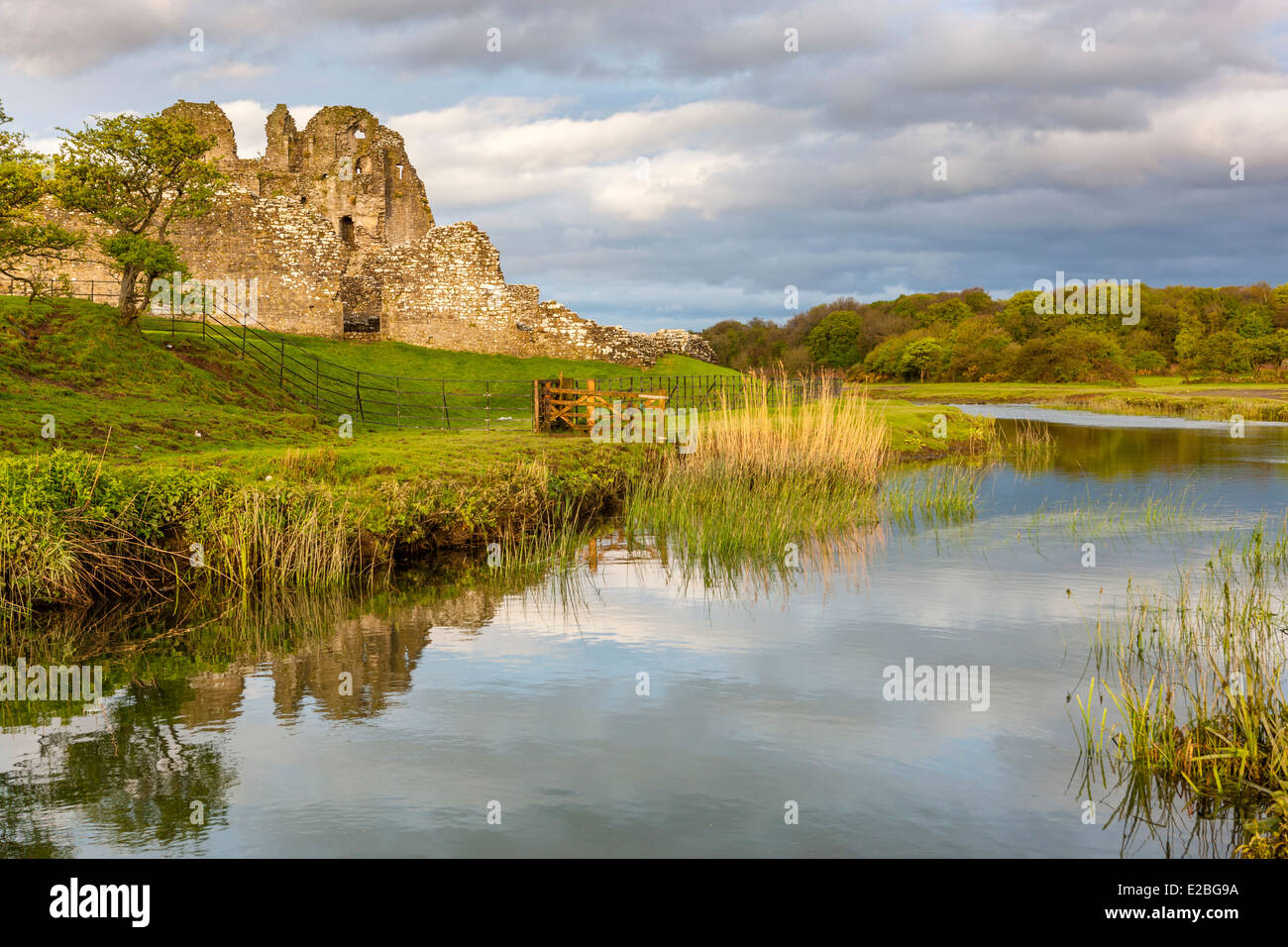 Ogmore Castle and River Ewenny, Ogmore-by-Sea, South Glamorgan, Wales ...