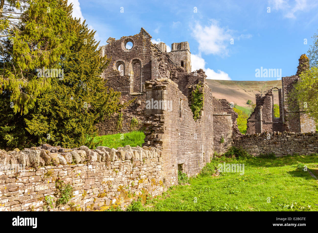 Ruined chapel of Llanthony Priory, Vale of Ewyas, Black Mountains ...