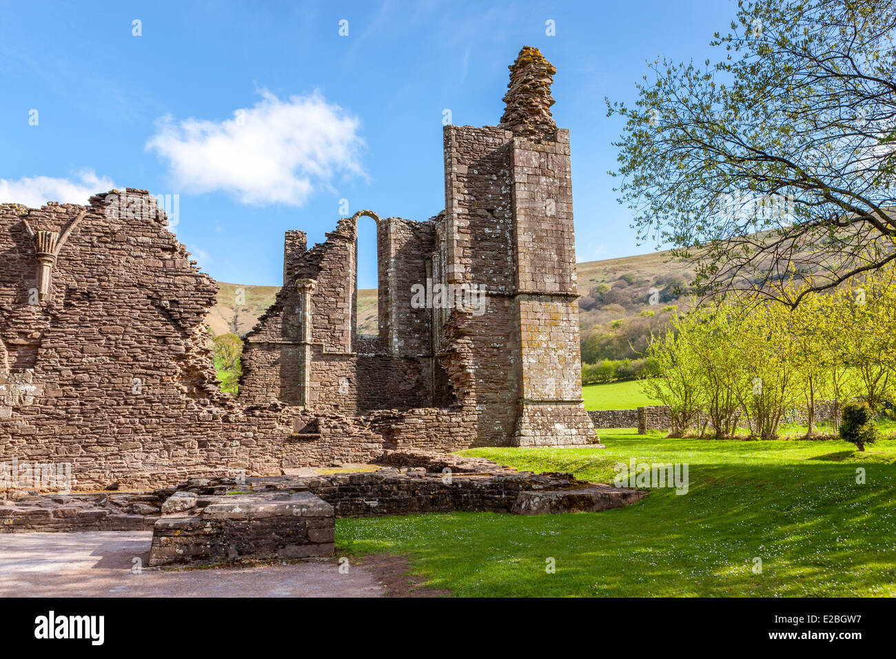 Ruined chapel of Llanthony Priory, Vale of Ewyas, Black Mountains ...