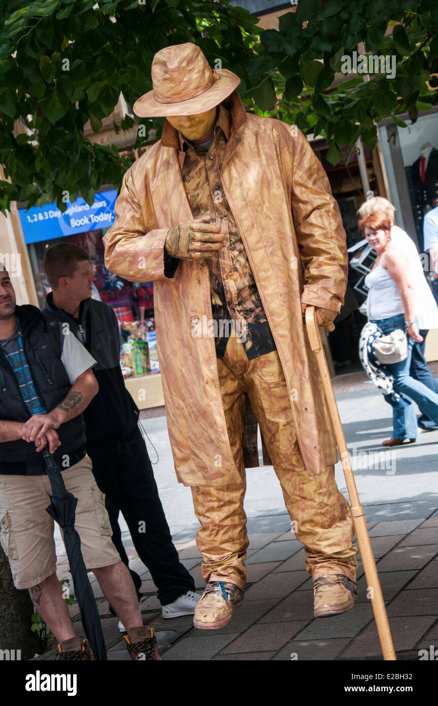 Gold street performer hi-res stock photography and images - Alamy