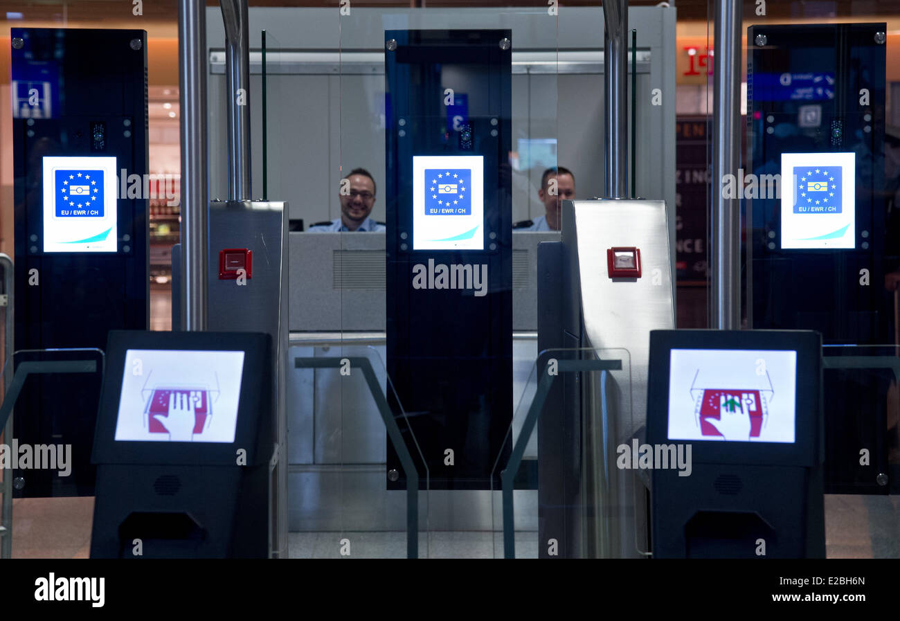 Electronic border control High Resolution Stock Photography and Images ...