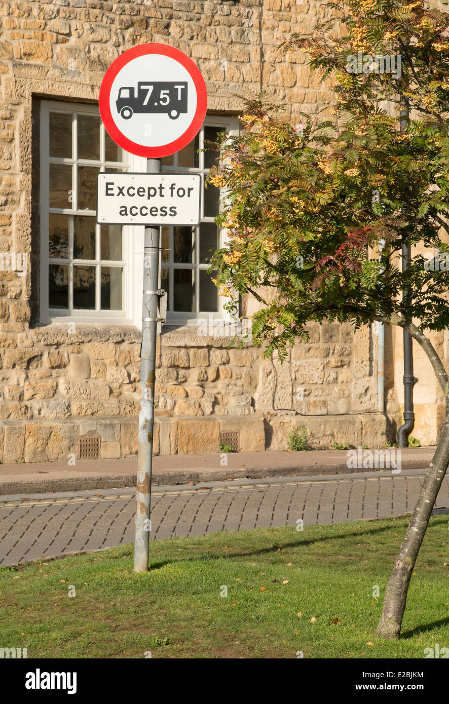 Sign restricting access in Chipping Campden High Street in the ... Sign restricting access in Chipping Campden High Street in the ...