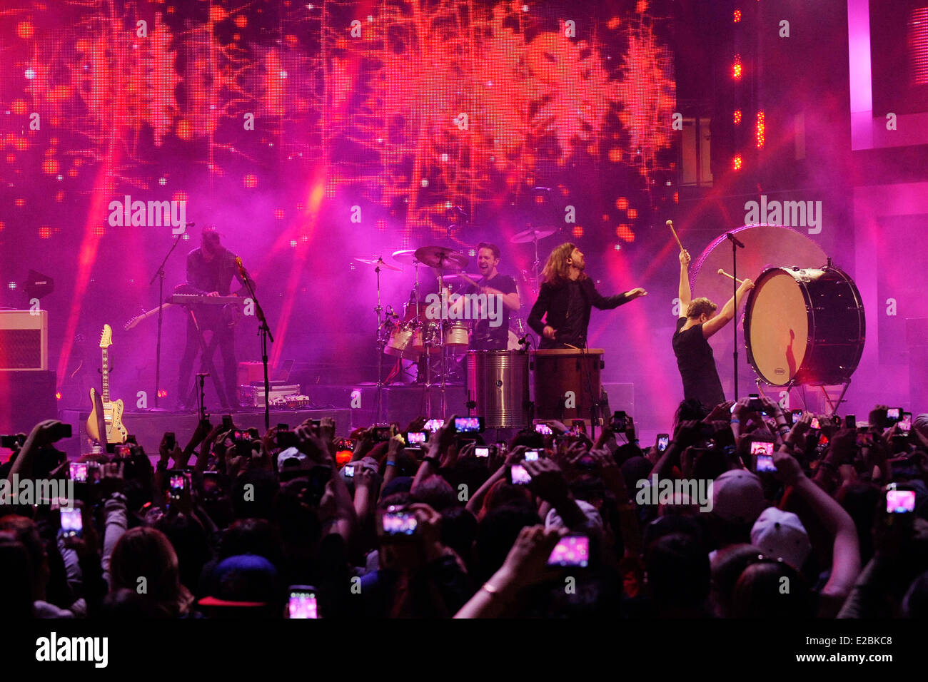 Dan reynolds lead singer of imagine dragons hi-res stock photography ...