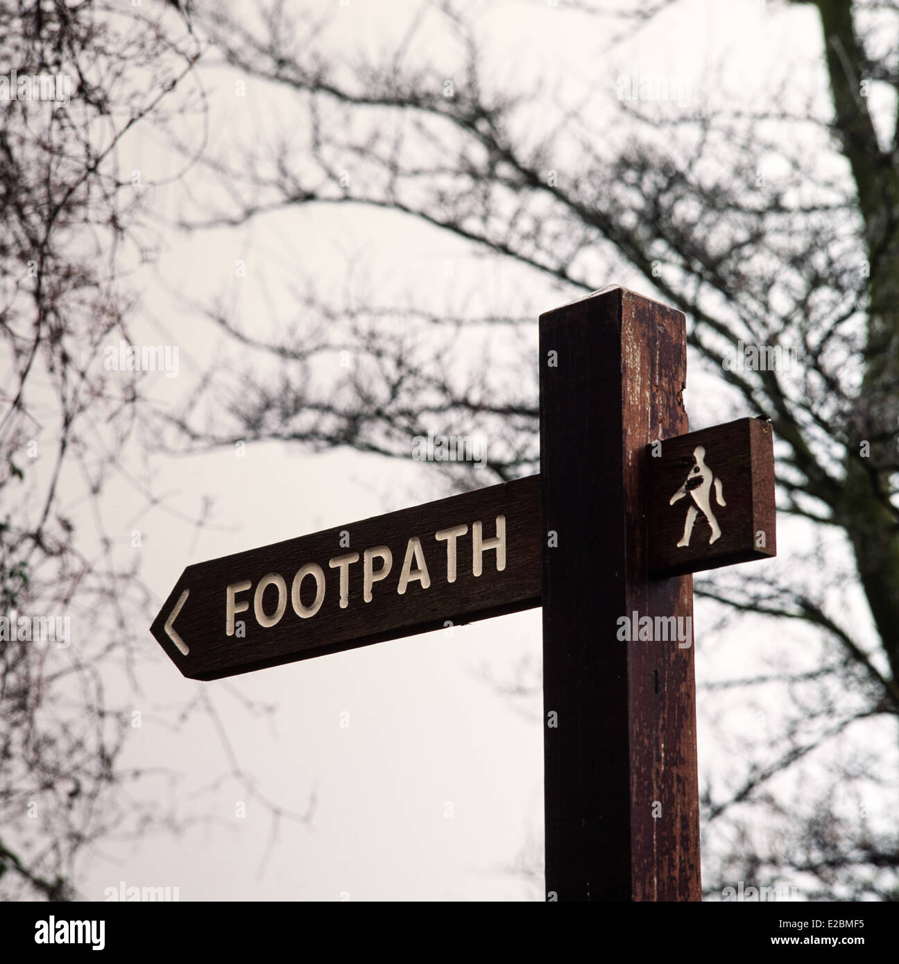 Timber fingerpost sign hi-res stock photography and images - Alamy