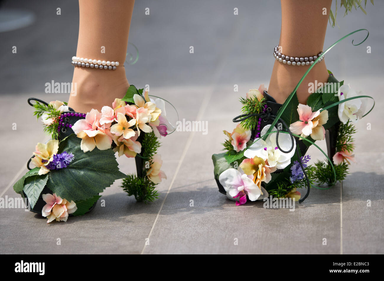 Drag heels hi-res stock photography and images - Alamy