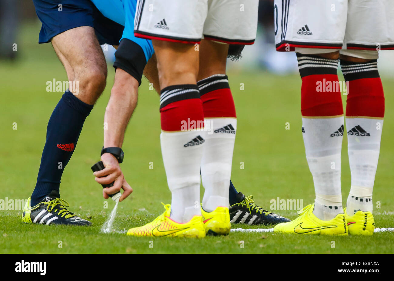 Referee spray High Resolution Stock Photography and Images - Alamy