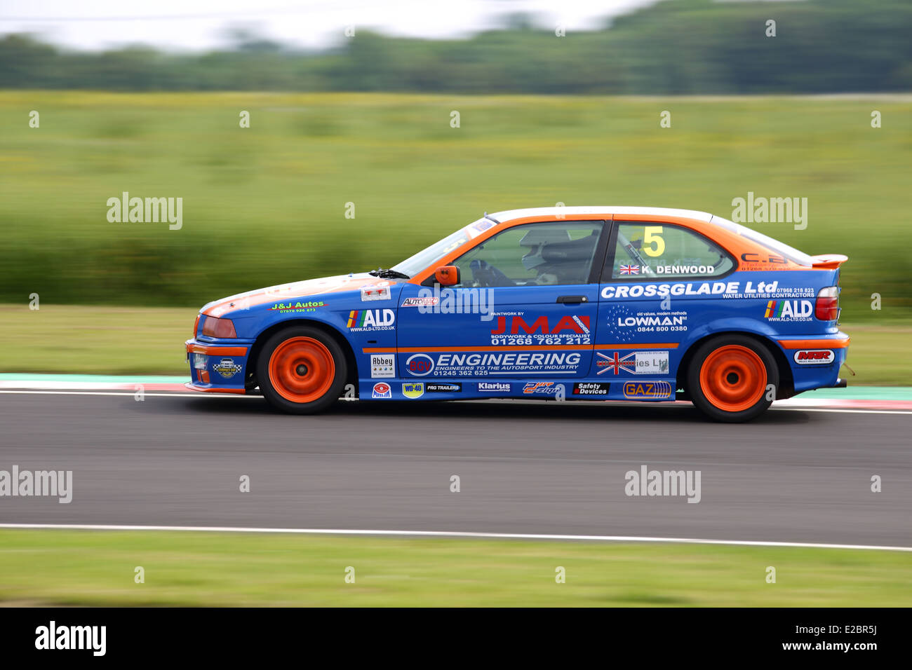 Cars racing at Castle Combe Circuit Stock Photo - Alamy