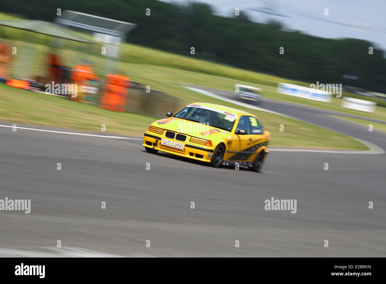 Cars racing at Castle Combe Circuit Stock Photo - Alamy