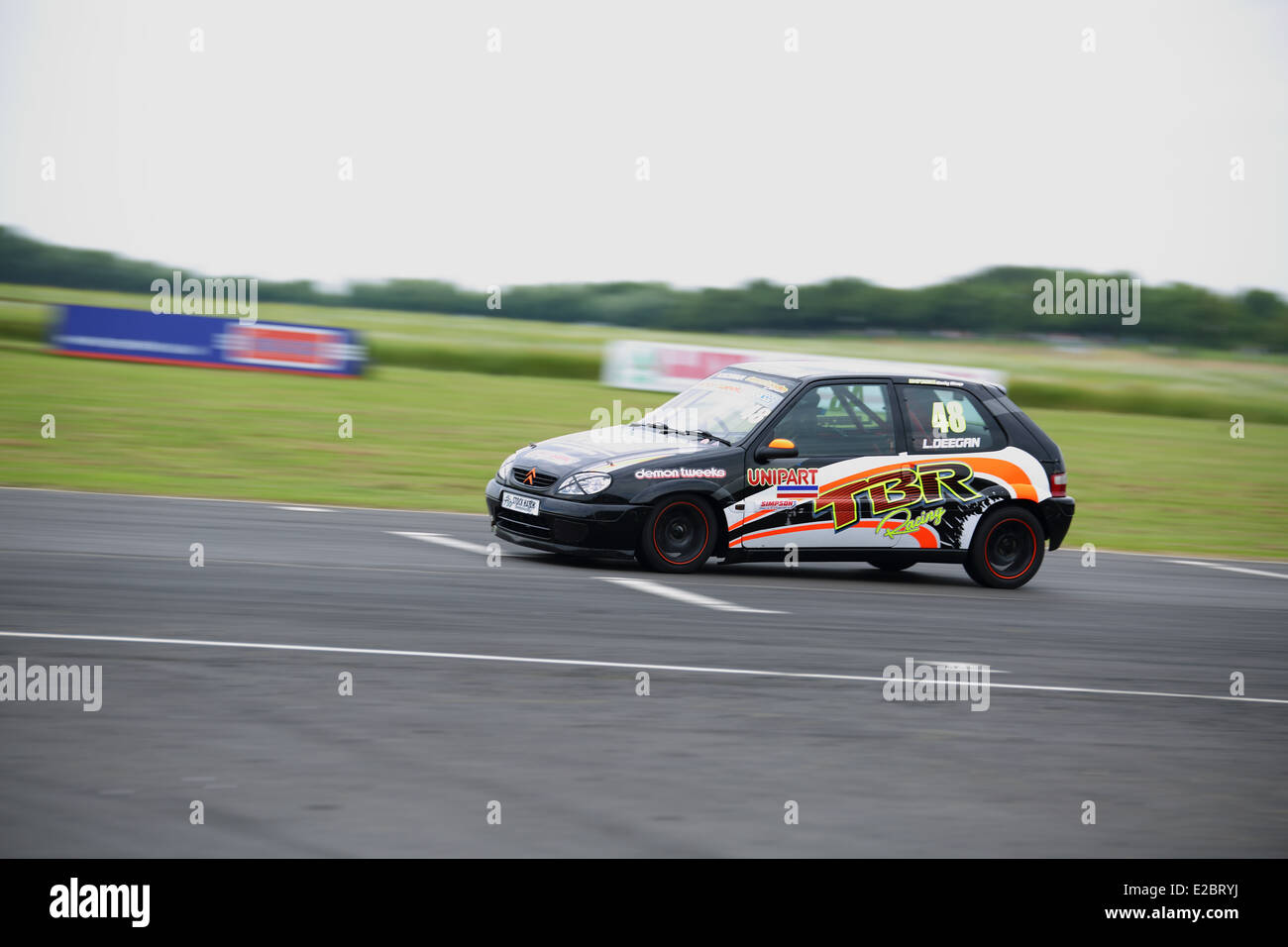 Cars racing at Castle Combe Circuit Stock Photo - Alamy