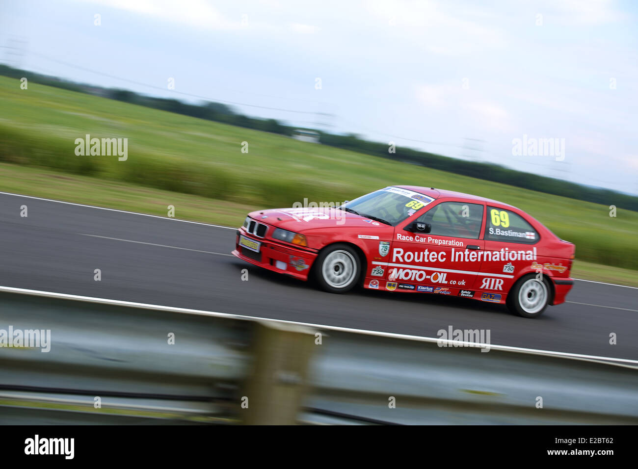 Cars racing at Castle Combe Circuit Stock Photo - Alamy