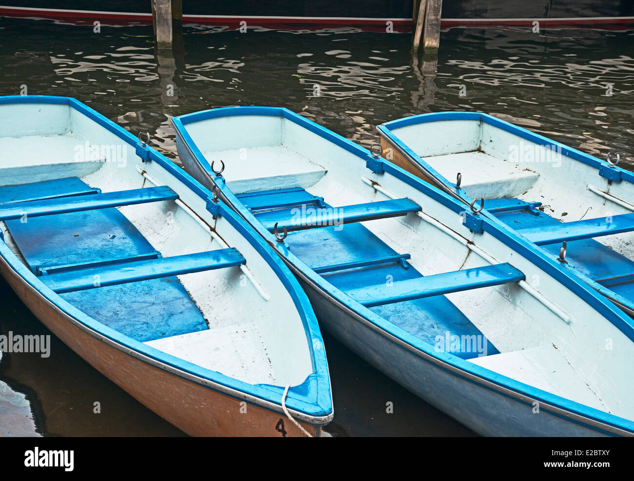 Traditional river thames wooden rowing boat hi-res stock photography ...