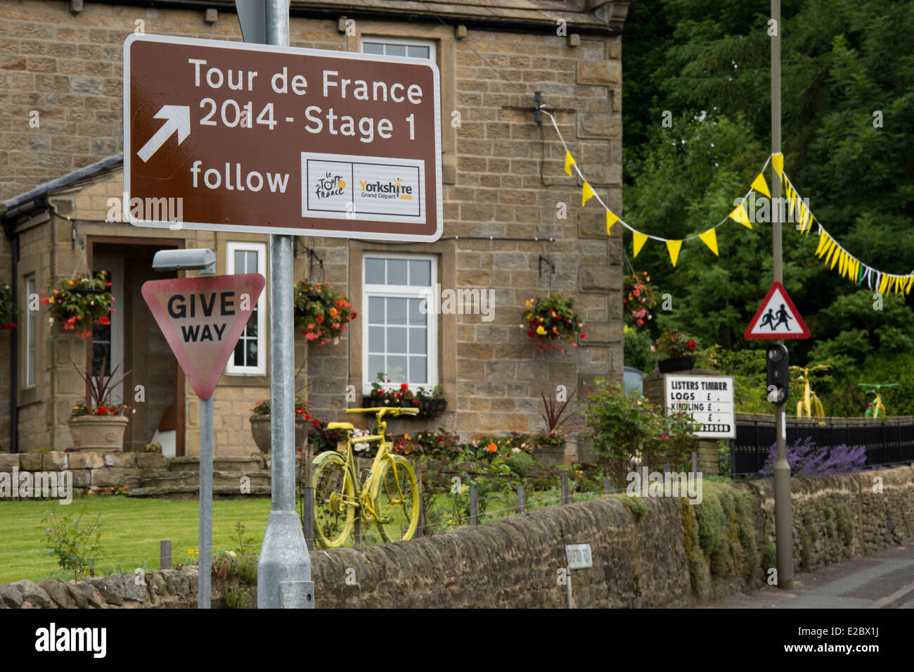 Road signs brown tourist information hi-res stock photography and ...