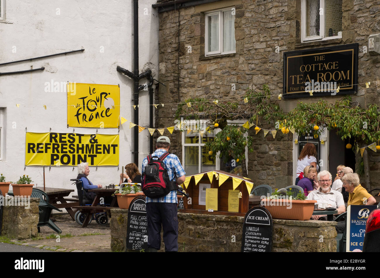 People enjoying refreshments, sitting, eating & drinking alfresco in ...